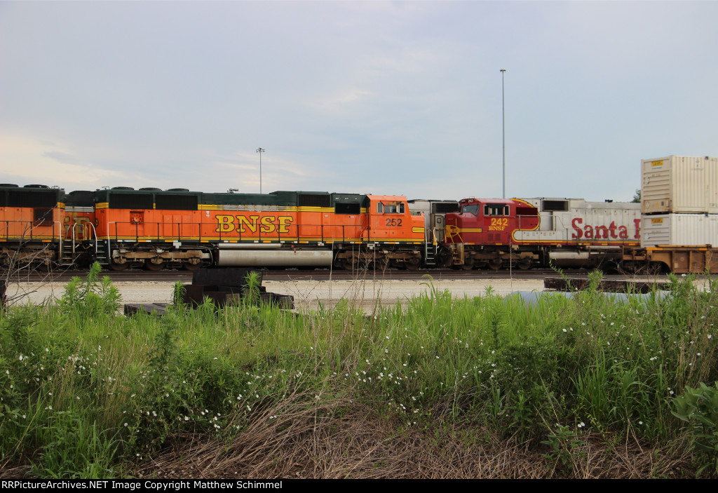 BNSF 252 & BNSF 242